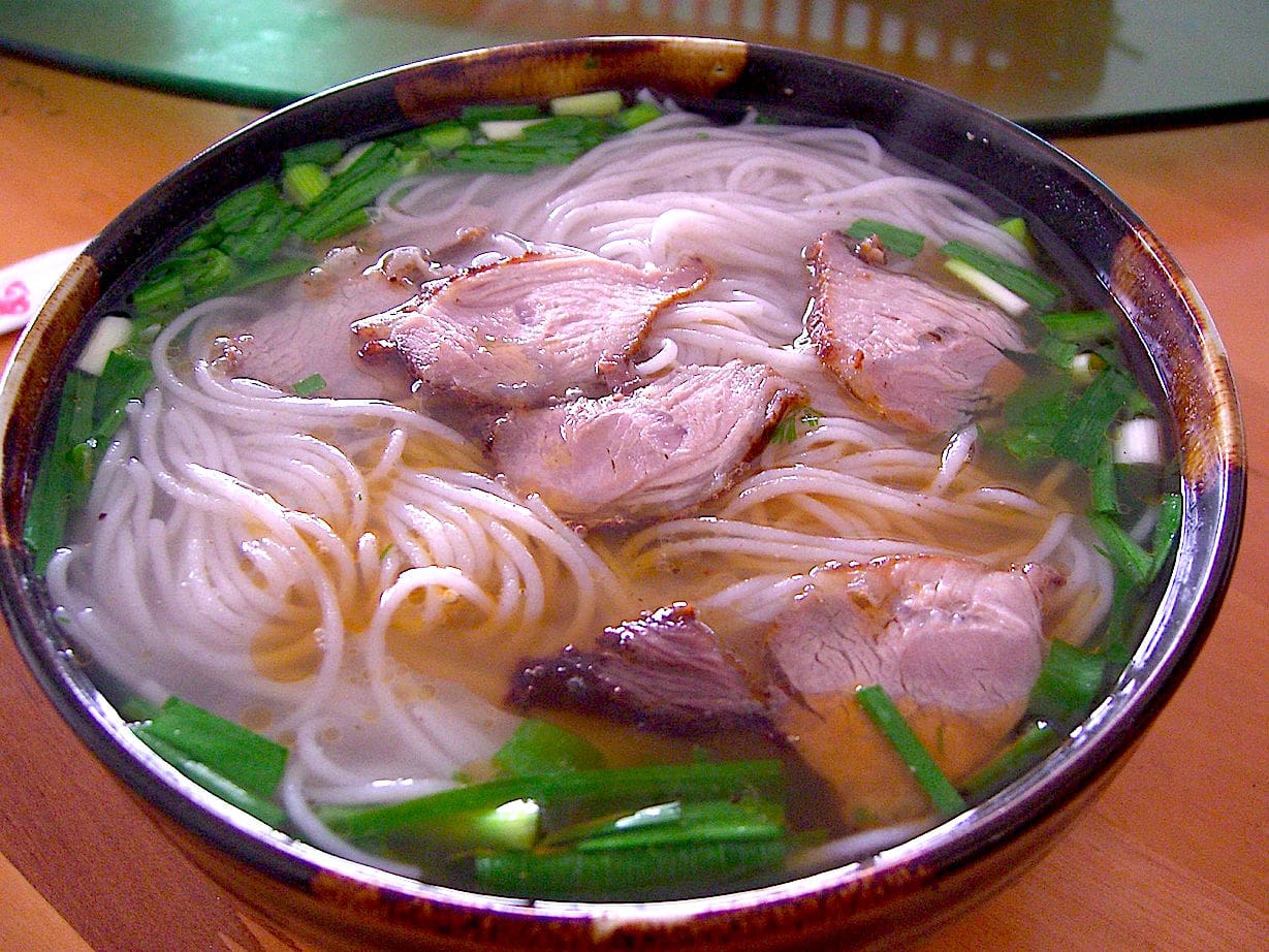 The Hirshon Yunnan Crossing The Bridge Noodles - 过桥米线 - The Food Dictator