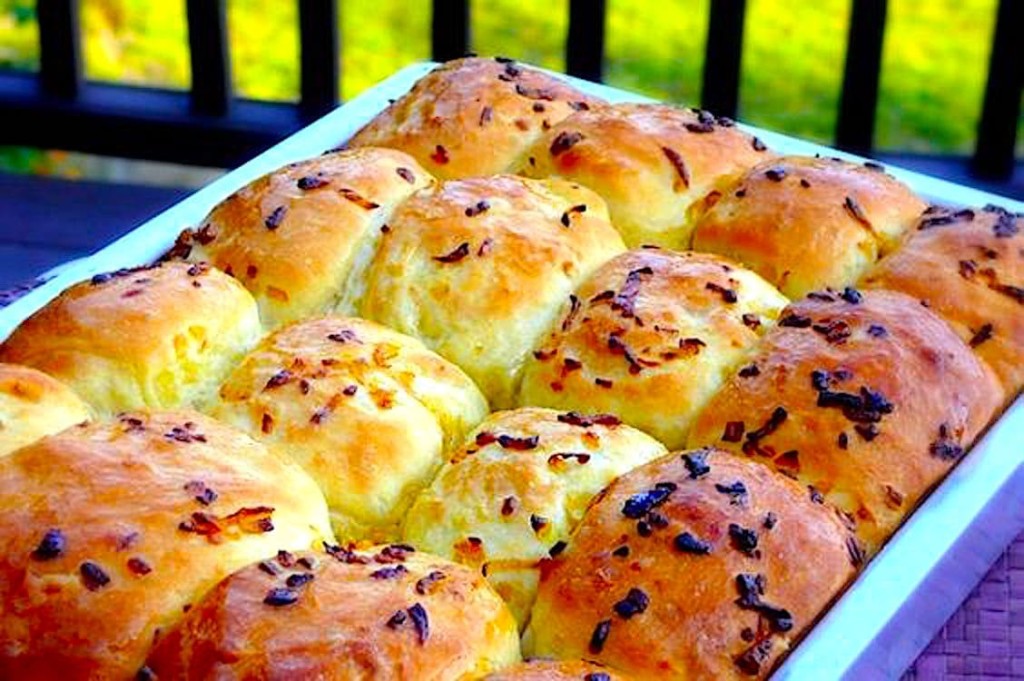 Ratner's Famous Onion Rolls - The Food Dictator